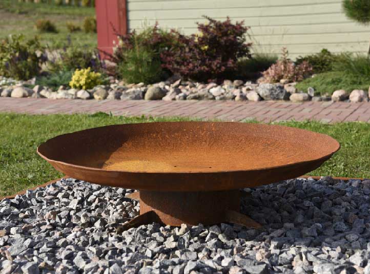 Eldstad Chiaro i cortenstål. Köp vackra eldstäder till uteplatsen!
